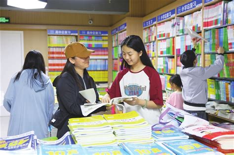 三亚日报数字报 开学季 购书忙
