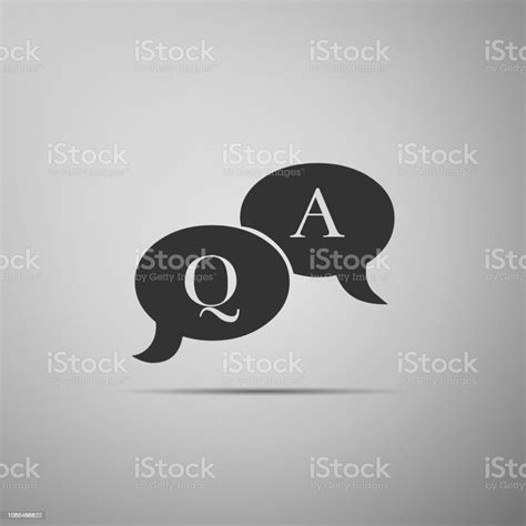 질문 및 답변 회색 배경에 고립 된 연설 거품 아이콘에 표시 합니다 Q와 A 기호입니다 평면 디자인입니다 벡터 일러스트 레이 션