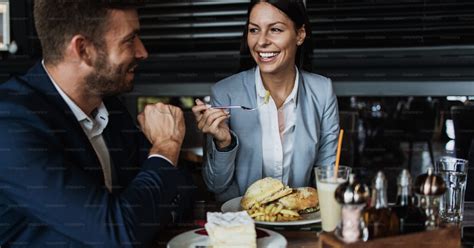 현대적인 카페 바 또는 레스토랑에 앉아 커피를 마시는 행복한 커플 남자와 여자 사진 Unsplash의 세르비아 이미지