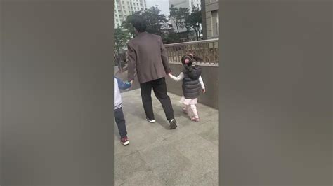 토요일 아침 우리 아그들 모두 아파서 병원행 했네요 할아버지 손 저마다 차지하겠다해서 결국 따로사는 외손녀가 차지 못했네요 Youtube