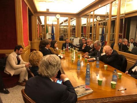 Il Capitano Giulio Mariani Del Giornalista Giovanni Taranto Approda