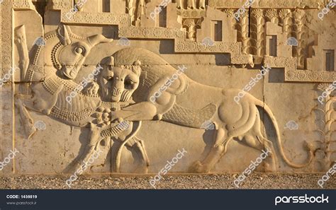 امداد باستانی بر روی دیوار شهر ویران شده تخت جمشید شیر به گاو حمله می