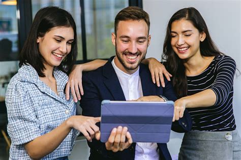 다양한 동료들이 브레인 스토밍에 모여 통계에 대해 함께 논의합니다 브레인 스토밍 사업 계획을 함께 수행하는 사람들 동료들이 모입니다 팀 브레인 스토밍 작업 개념 25 29