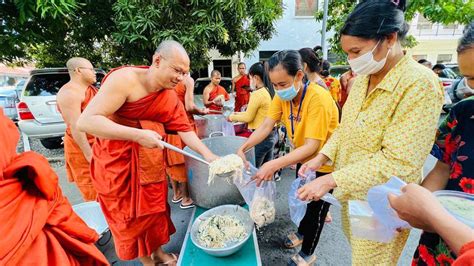 បិណ្ឌទី៦ ព្រះសង្ឃវត្តបទុមវតី ចែកបបរជូនដល់ញាតិញោម ដែលយកកូនមកសម្រាកព្យាបាលនៅមន្ទីរពេទ្យគន្ធបុប្ផា