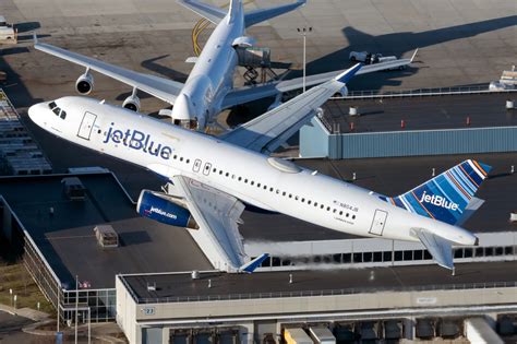 16 Years On What Caused The Jetblue Nose Gear Incident Simple Flying