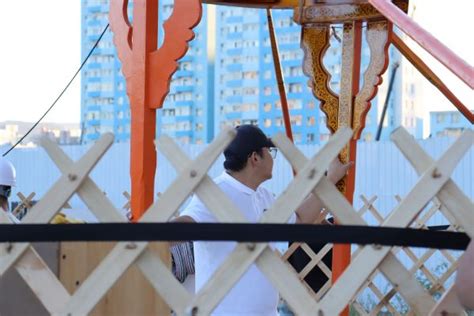 “Сүмбэр цамхаг” компани үерт өртсөн өрх толгойлсон дөрвөн хүүхэдтэй ээжид иж бүрэн тавилгатай