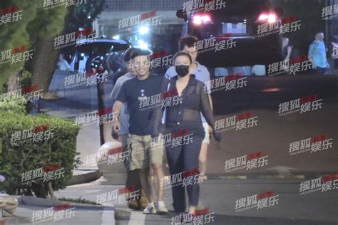 马思纯穿透视装与张哲轩会友 身形宽厚笑容甜美 搜狐大视野 搜狐新闻