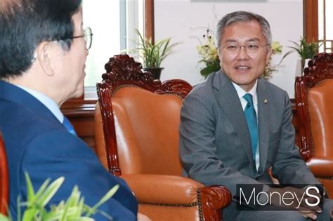 머니s포토 대화 나누는 최강욱 열린민주 대표 머니s