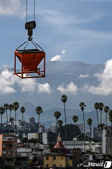 화산재 분출하는 콜롬비아 네바도 델 루이스 화산