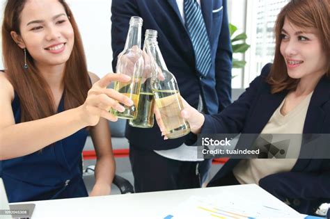 쾌활 한 젊은 아시아 비즈니스 파트너 만나요 와인 병의 사무실에 성공 및 축 하 개념입니다 경영자에 대한 스톡 사진 및 기타 이미지 Istock