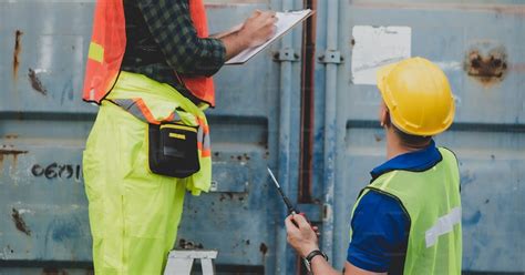 국제 해운 지역에서 일하는 감독 엔지니어 및 사업가의 작업자 팀워크 및 파트너 비즈니스 산업 개념 및 컨테이너 야드에서