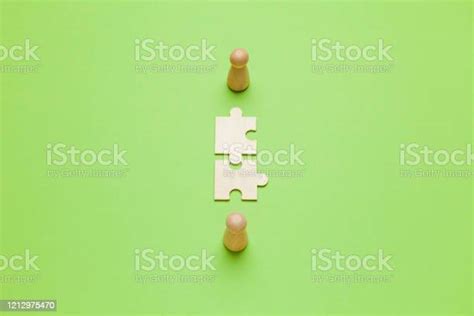 녹색 배경에 Pazzles와 나무 그림입니다 비즈니스 맨 협력 및 거래 개념 간의 계약 성공적인 계약 0명에 대한 스톡 사진 및 기타 이미지 Istock