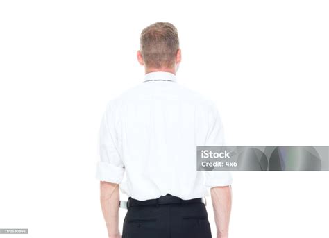 3039세 성인 코카서스 남성 중견 자 비즈니스맨의 전체 길이 후면 보기 는 웃고 있는 양복 행복 쾌활한 손을 나란히 30 39세에 대한 스톡 사진 및 기타 이미지 Istock