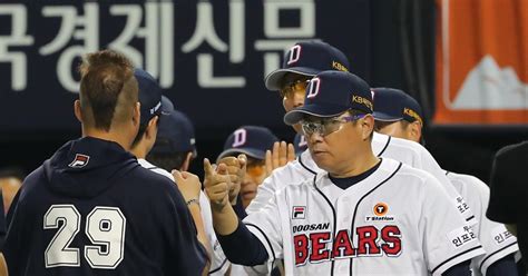 선수들 격려하는 김태형 감독