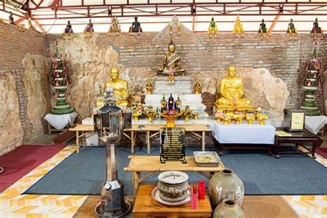 ข่าว Like สาระ แห่กราบไหว้ขอพรหลวงพ่อแก้วตาพระพุทธศักดิ์สิทธิ์อายุ 246 ปีวัดอุดมธานี