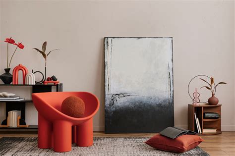 모형 포스터 프레임 빨간 안락의자 검은색 선반 말린 꽃이 든 꽃병 격자 무늬 책 패턴 러그 베이지색 벽 개인 액세서리가 있는 아늑한 거실 인테리어 가정 장식 템플렛 0명에