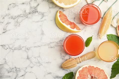 하얀 대리석 테이블에 다른 포멜로 주스와 과일의 안경 평평하게 누워 있습니다 텍스트를 위한 공간 0명에 대한 스톡 사진 및 기타 이미지 Istock