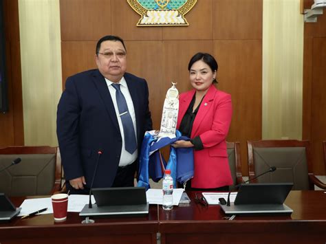 Ардчилсан хүчний холбооны ерөнхийлөгчөөр УИХ ын гишүүн Д Энхтуяа сонгогджээ Isee Mn