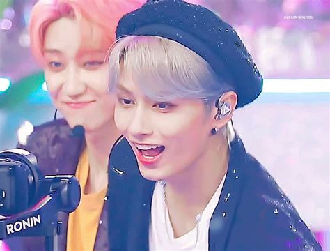 𝑫𝑨𝑹𝑻 On Twitter 예쁘게 태어난걸 어뜩해 하다가 갑자기 납득 예쁜얼굴 예쁘게 쓰면 🌷🌼ⓅⓈⓎⒸⒽⓄ🌸🌻 된다