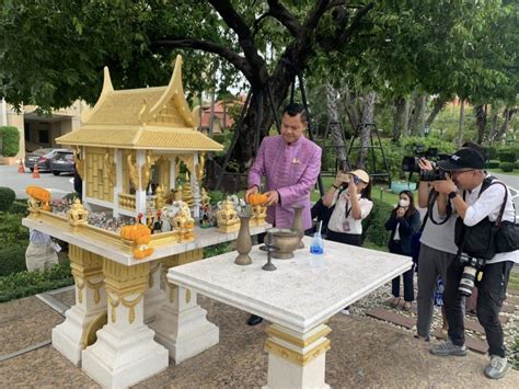 ธนกร ไหว้ศาลพระภูมิ อำลาทำเนียบฯ หลังประชุม ครม นัดสุท้าย