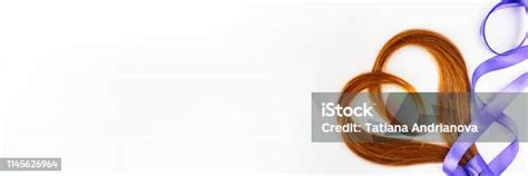 긴 금발 머리 기부 흰색 바탕에 암에 대 한 싸움의 상징으로 라벤더 리본으로 마음을 넣어 평면도 환자를 위한가 발을 만들기 위한 천연 소재 가로 배너 복사 공간 0명에 대한