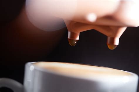 음료의 드랍 스와 갓 만든된 커피 한 잔의 커피 기계 매크로 사진 에 스 프레소 양조 갈색에 대한 스톡 사진 및 기타 이미지 갈색 기계류 기포 음료 Istock