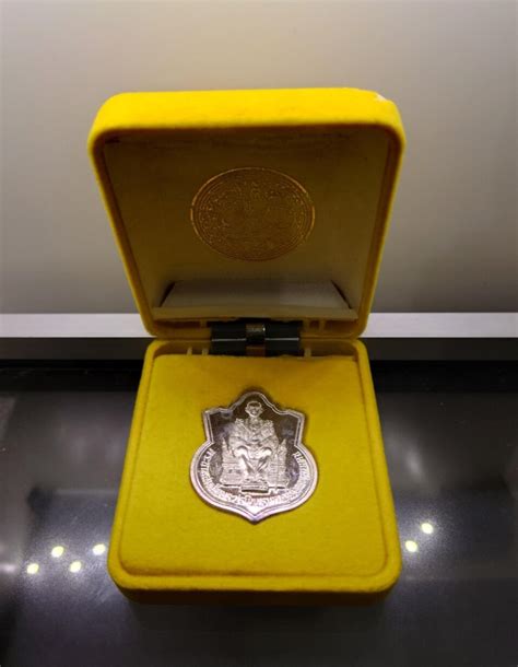 เหรียญที่ระลึก เหรียญเสมา อาร์ม ในหลวง ร9 นั่งบัลลังค์ เนื้อเงินขัดเงา วาระทรงครองสิริราช