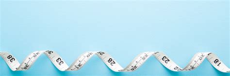 밝은 파란색 테이블 배경에 흰색 측정 테이프 파스텔 색상 와이드 배너 근접 촬영 텍스트의 빈 장소입니다 하향 보기 다이어트에