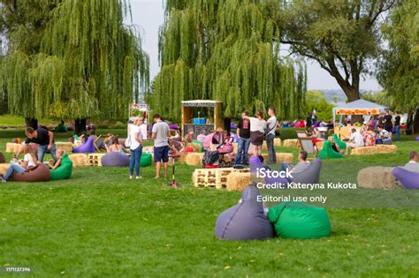 드니프로 우크라이나 09022018 도시 피크닉 이벤트 야외 에서 공공 피크닉 사람들은 더운 여름 날에 녹색 잔디밭에서 휴식을 취합니다 Barbecue Social