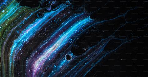 파란색 녹색 및 보라색 소용돌이가 있는 검은색 배경 사진 Unsplash의 벽지 이미지