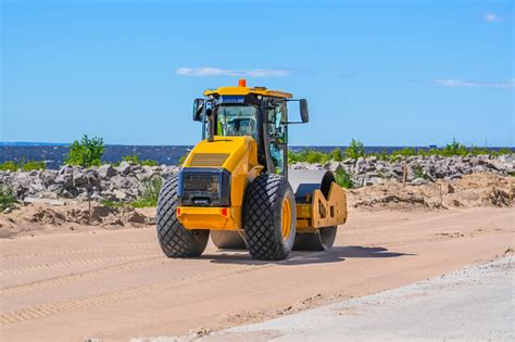 진동 트랙터 단일 실린더 도로 롤러 기초 및 도로 건설을 위한 지반을 평평하게 하기 위한 토양 압축기 0명에 대한 스톡 사진 및 기타 이미지 Istock
