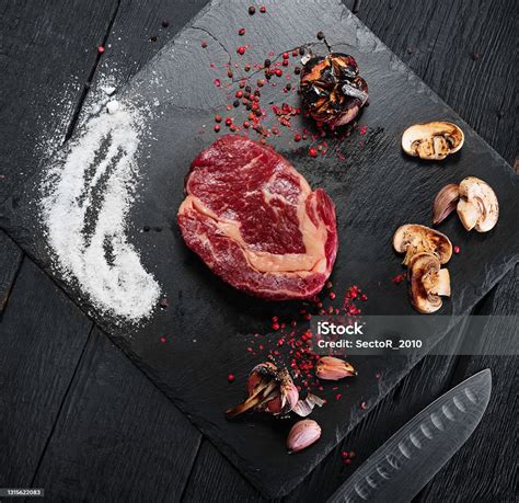 검은 돌 배경에 향신료를 곁들인 생 고기 쇠고기 스테이크 0명에 대한 스톡 사진 및 기타 이미지 0명 고기 날것 Istock