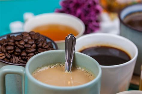 파스텔 블루 배경에 설탕 큐브와 커피 콩과 차와 커피 컵의 컬렉션 플랫 레이 상단 보기 유리잔에 대한 스톡 사진 및 기타 이미지 Istock