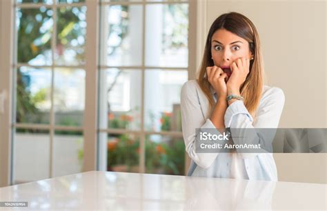 젊은 아름 다운 여자 집에서 무서 워 하 고 긴장 불안 및 공황 제스처 압도 표현 가정 생활에 대한 스톡 사진 및 기타 이미지 가정 생활 감정 걱정하는 Istock