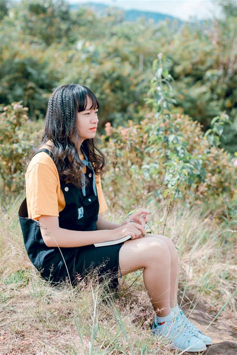 무료 이미지 People In Nature 좌석 아름다움 녹색 노랑 피부 긴 머리 헤어 스타일 잔디 나무