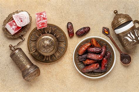 어두운 배경에 말린 날짜와 커피 아랍 전통 요리 냄비 및 날짜 과일 라마단 카림 이드 무바라크 컨셉 맨 위 보기입니다 플랫 레이 복사 공간 칠면조 흰 살코기에 대한 스톡