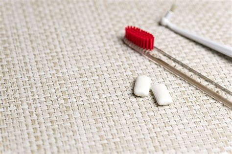 복사 공간을 가진 치아 청소 개념 충 치 또는 플 라크 컨셉 으로부터 치아 법랑 질을 보호 하십시오 칫 솔과 씹는 잇 몸 패드는 식사 또는 작업 중에 구강 위생 개념입니다