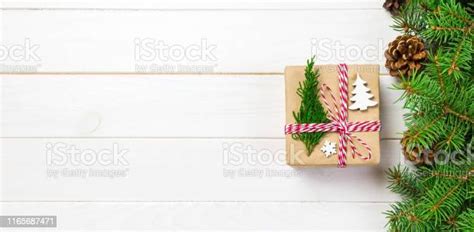 소박한 배경에 리본 재활용 종이 리본 배너에 싸여 크리스마스 선물 상자 휴일 개념 1월에 대한 스톡 사진 및 기타 이미지 1월 개념 공란 Istock