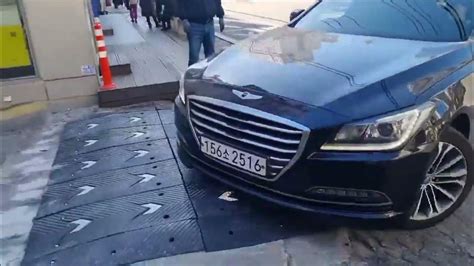 시공문의 ☎ 010 5664 3640 차량진입판 주차장 진입로 볼록진곳 차량하부긁힘 범퍼긁힘 문제된곳 압착고무보강판 으로 완화작업 코스만경사로 시공문의 Youtube