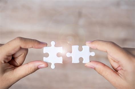 커플 퍼즐 조각을 연결하는 사업가 손 비즈니스 솔루션 미션 목표 성공 목표 협력 파트너십 및 전략 개념 2명에 대한 스톡 사진 및 기타 이미지 Istock