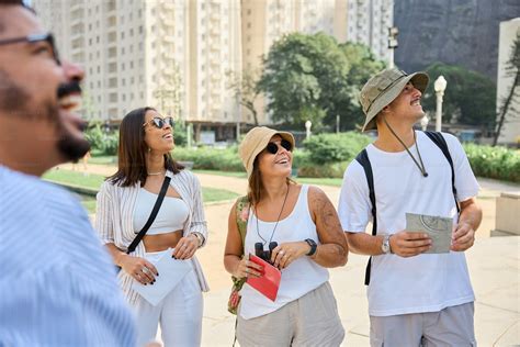 노란 버스 옆에 서 있는 한 무리의 사람들 사진 Unsplash의 여행하다 이미지