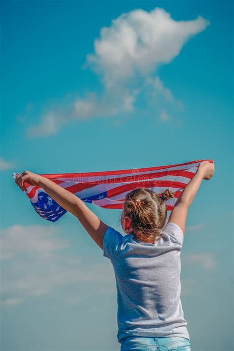 Patriotischer Feiertag Gl Ckliches Kind Nettes Kleines Kinderm Dchen Mit Amerikanischer Flagge