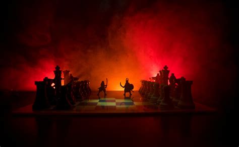 기병대와 보병 체스판에 중세 전투 장면 체스 보드 게임 개념 사업 아이디어와 경쟁 전략 아이디어의 체스 어두운 배경에 인물 The Crusades에 대한 스톡 사진 및 기타