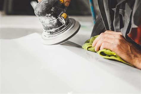 자동차 정비사는 연마 클로즈업 전에 페인팅 후 흰색 자동차 부품을 연마합니다 그라인더 산업 장비에 대한 스톡 사진 및 기타 이미지 그라인더 산업 장비 기계공 기계류
