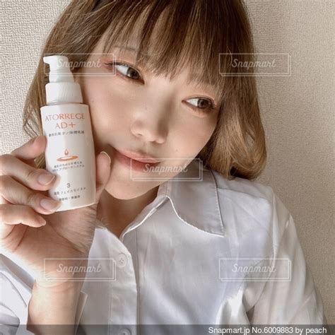 化粧品を持つ若い女性 SNS向け商品撮影UGC収集プランの撮影素材 6009883 Snapmartスナップマート