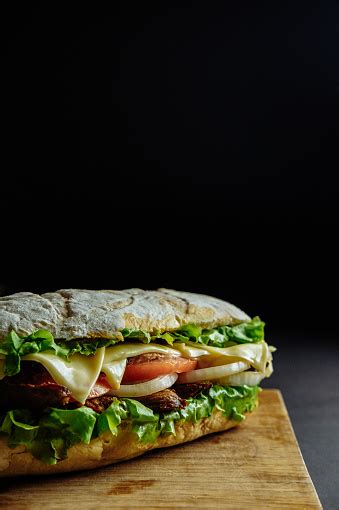 검은색 나무 보드 길거리 음식에 큰 샌드위치 패스트푸드 쇠고기와 함께 수 제 햄버거 나무 테이블에 치즈 몸매 이미지입니다 0명에 대한 스톡 사진 및 기타 이미지 Istock