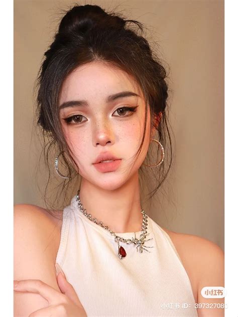 Pin Di Produk Makeup Riasan Wajah Gaya Rambut Terurai