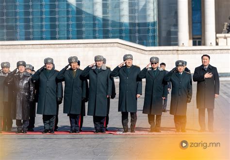 Их жанжин Д Сүхбаатарын хөшөөнд цэцэг өргөлөө