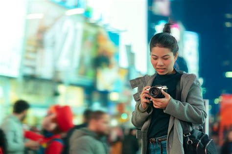 매력적인 아시아 여성 여성 여행자는 전광판과 교통 운동 여행 개념의 보케와 도시 도심 도시에서 산책을 즐기고 멋진 순간을 포착 사진작가에 대한 스톡 사진 및 기타 이미지