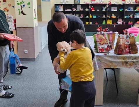 Деца и младежи от социалните услуги във Враца получиха коледни подаръци снимки